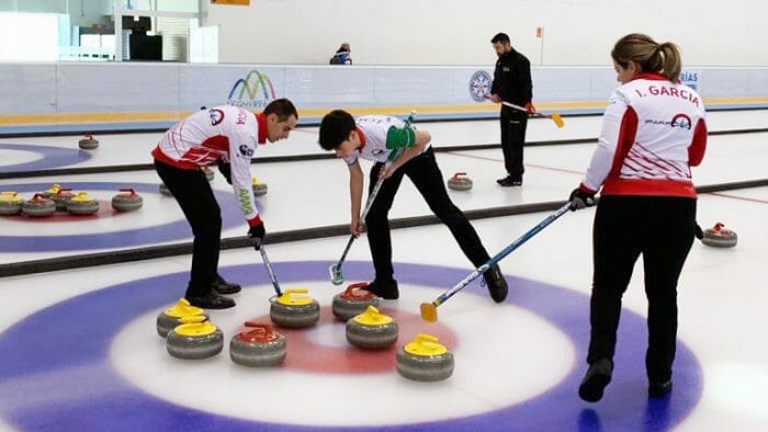 ¿Qué es el curling? El deporte de invierno que ya se practica en España ...