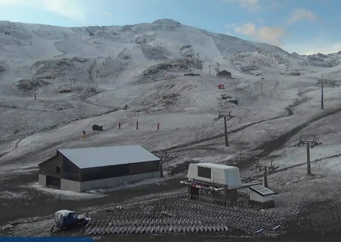 Nieve en Sierra Nevada: las nevadas tardías llegan a la estación de ...