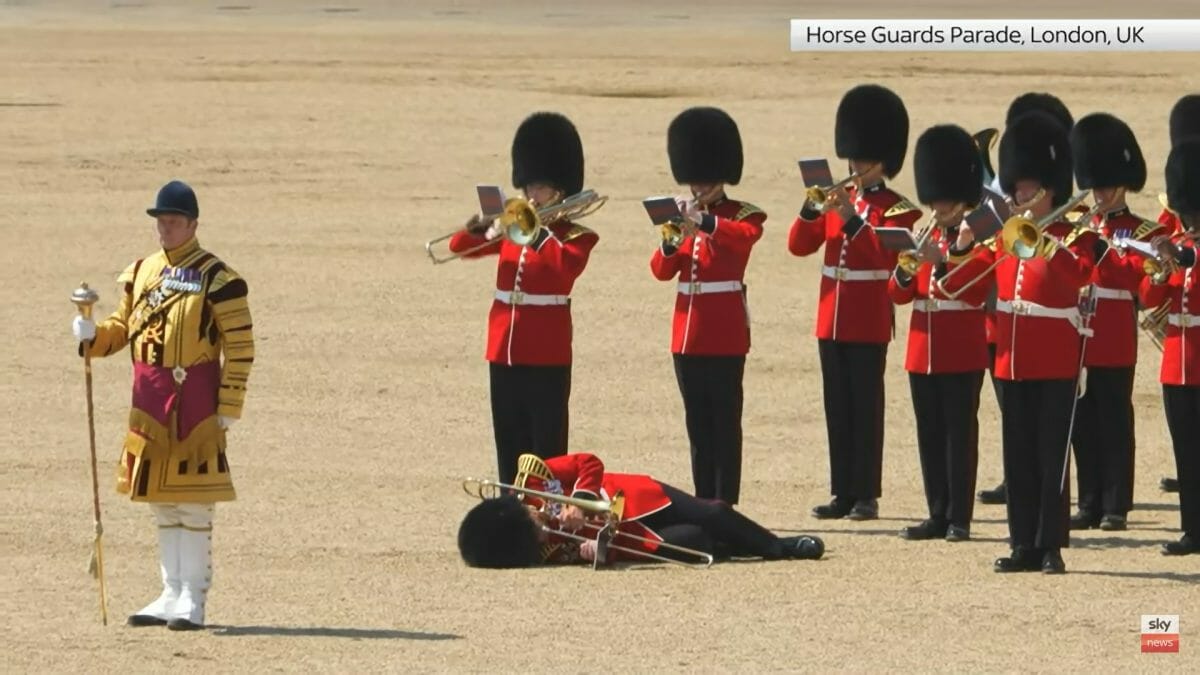 Tres guardias reales de Londres se desploman por el calor en pleno ...