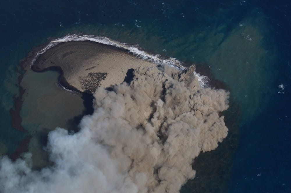 Así ha nacido la isla más «joven» del mundo tras una erupción en Tokio ...