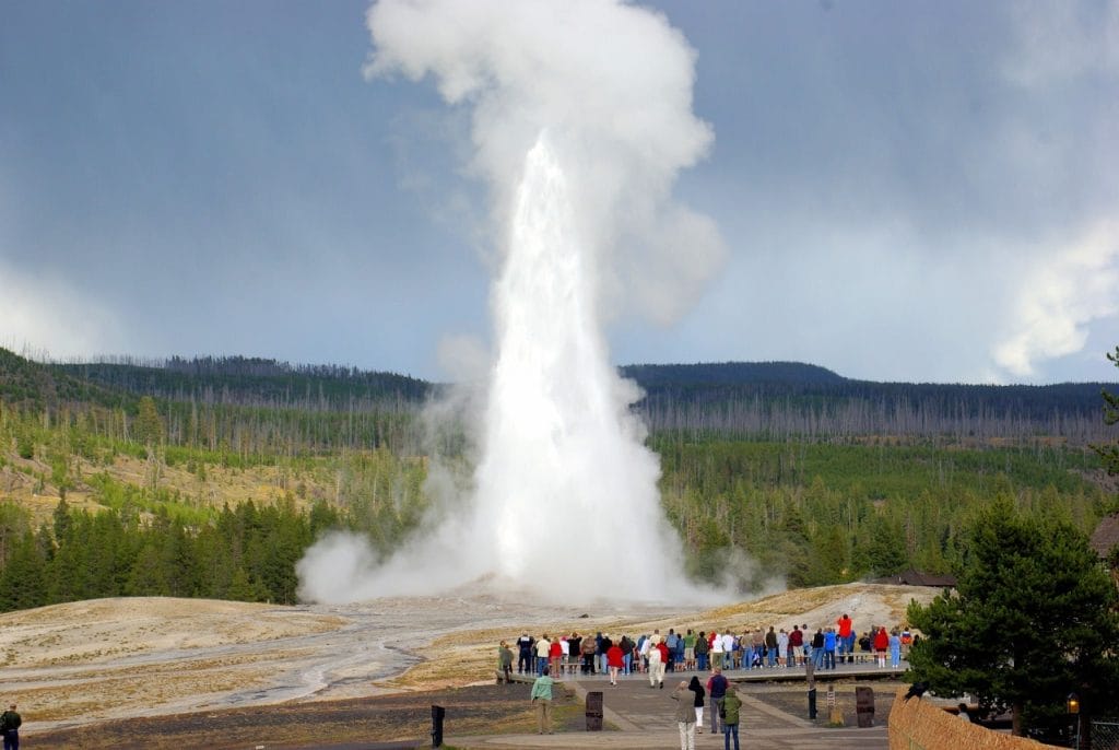 Ruta para llegar a Old Faithful, el géiser más grande del mundo ...