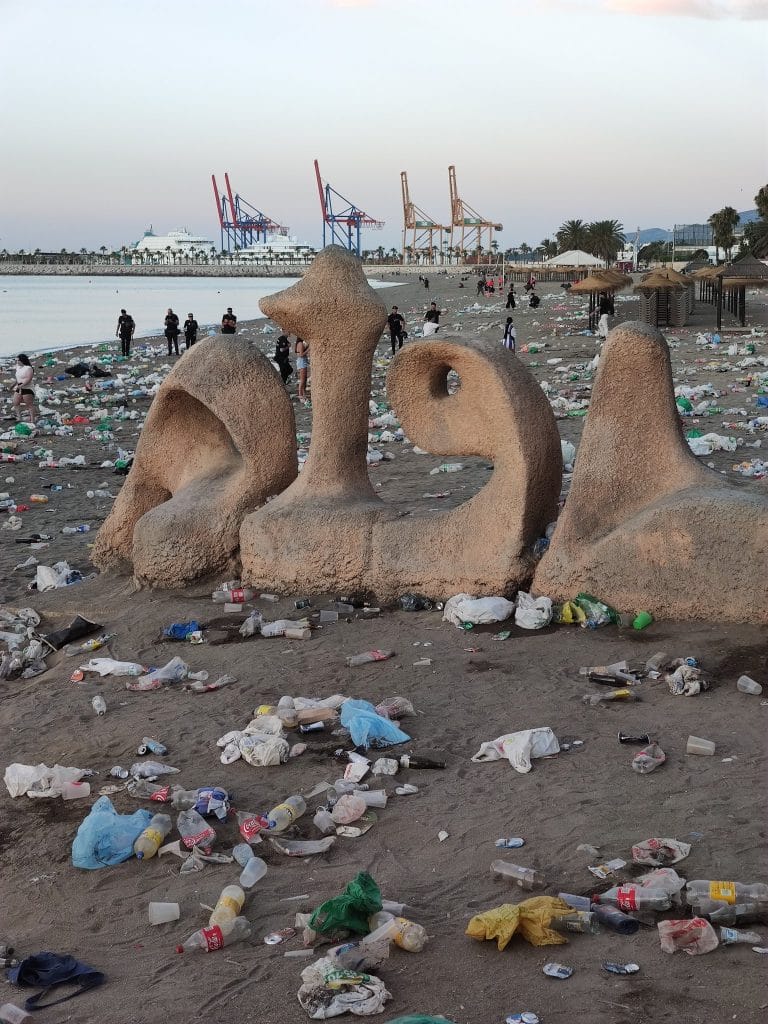 La playa de La Malagueta aparece cubierta de basura tras la noche de ...