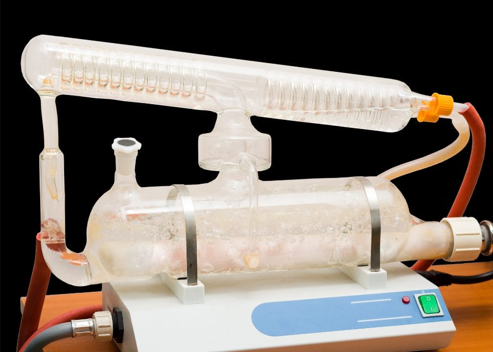 Agua destilada: qué es, usos y beneficios | Eltiempo.es