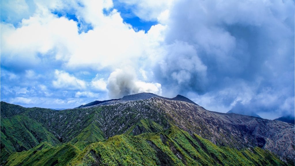 24 escaladores se salvan de milagro en plena erupción del volcán Dukono ...