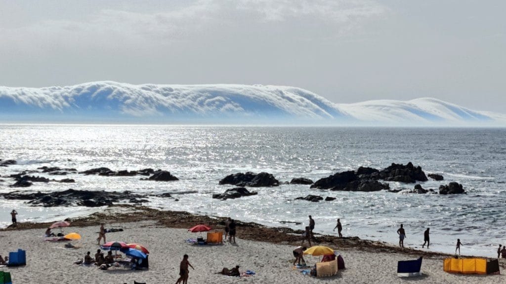El cielo se convierte en mar: una «nube tsunami» impacta en la costa de ...