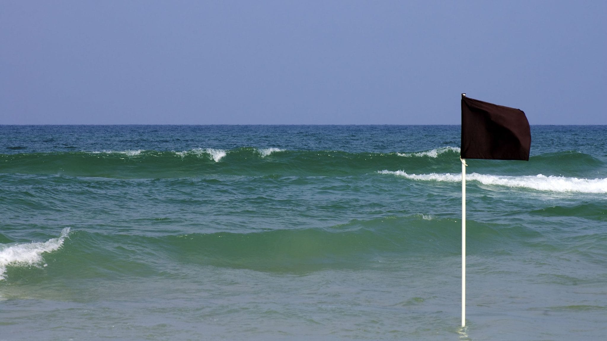 ¿Qué significa la bandera negra en la playa? | Eltiempo.es