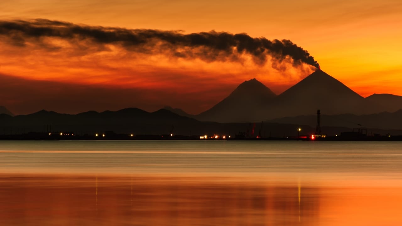 El volcán Kliuchevskoi, el más alto de Eurasia, ruge tras el ...