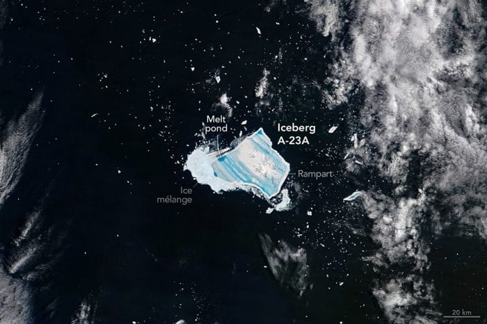 Un iceberg se tiñe de azul y se derrite tras décadas a la deriva ...