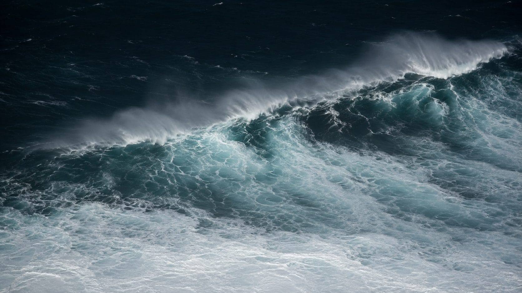Un muro de agua de casi 20 metros: el océano muestra su fuerza desde el ...